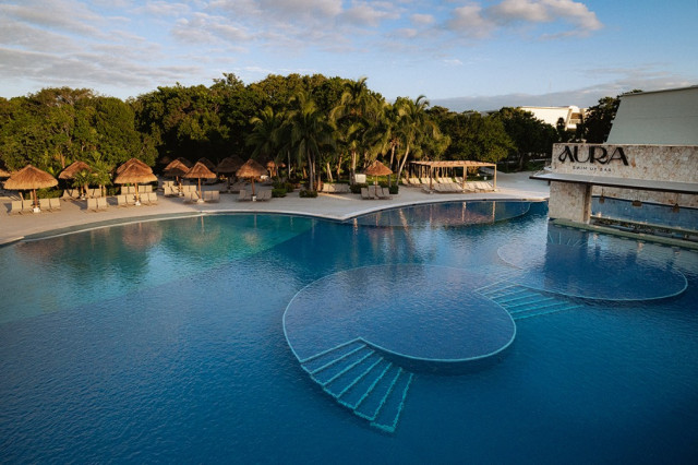 Beyond Flavors | Swim-up Bar | Aura